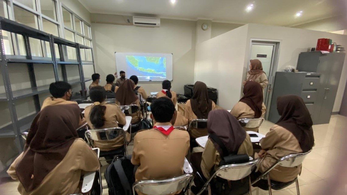 Laboratory Tours for High School Students from SMA 2 Semarang – Geology ...